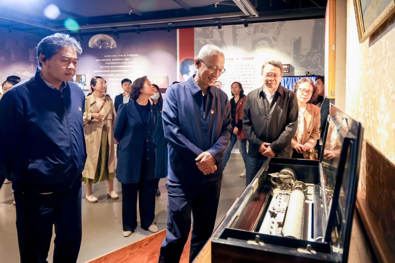 国家广电总局党组成员、副局长董昕一行来校调研