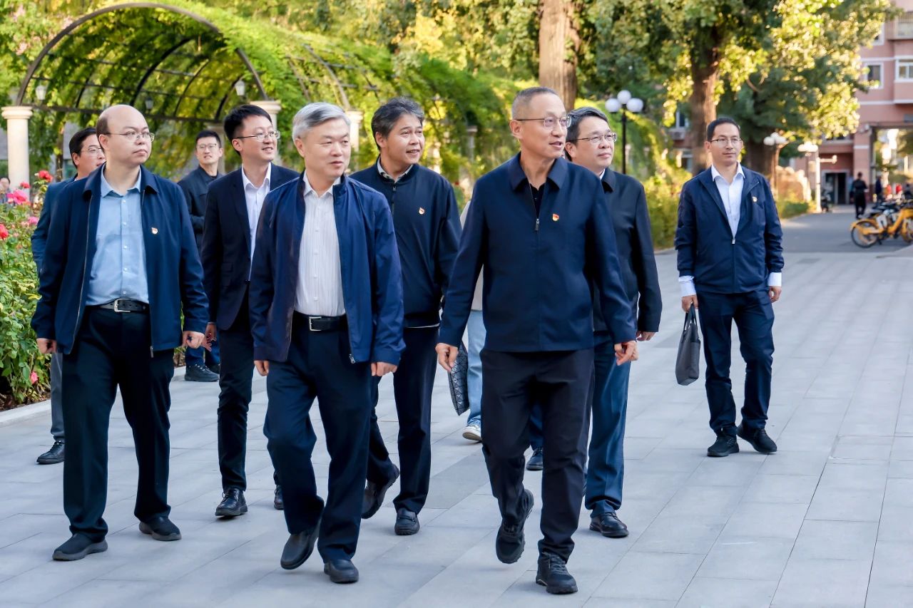 国家广电总局党组成员、副局长董昕一行来校调研